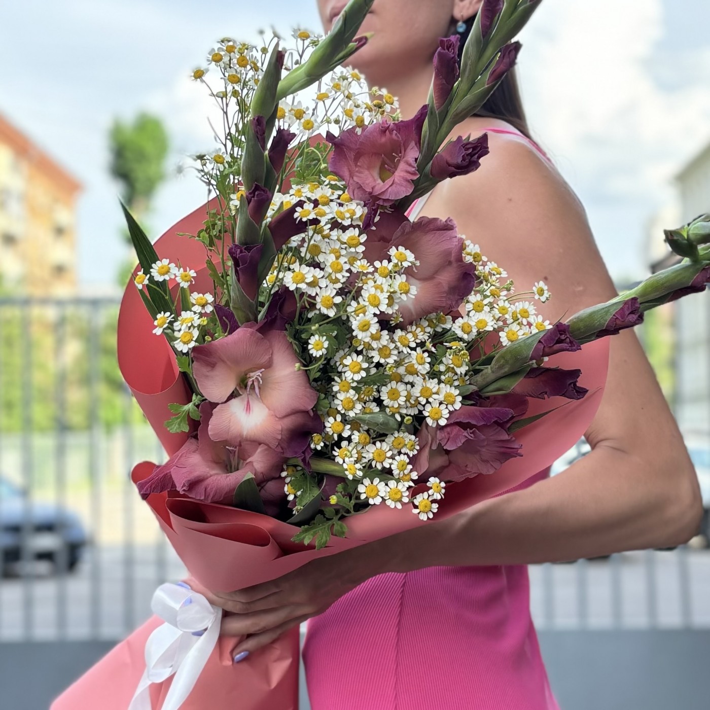 3 розово-фиолетовыхгладиолуса с ромашками купить недорого | доставка по ...