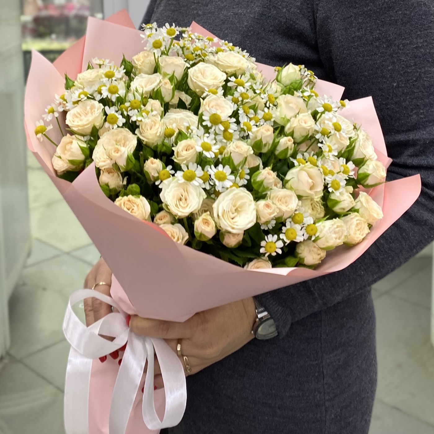 Букет с кустовой розой Рослин и танацетумом | купить недорого ...