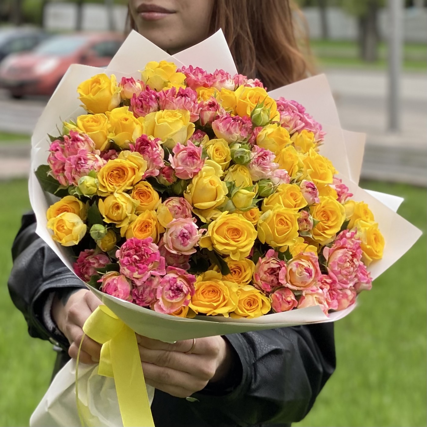 Дуэт из 25 кустовых роз Лотус и Еллоу бейби | купить с доставкой по ...