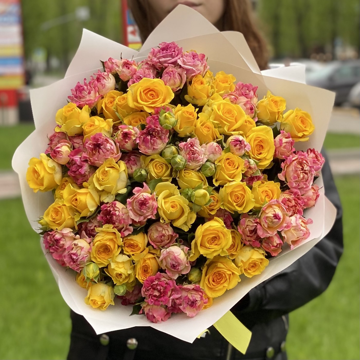 Дуэт из 25 кустовых роз Лотус и Еллоу бейби | купить с доставкой по ...