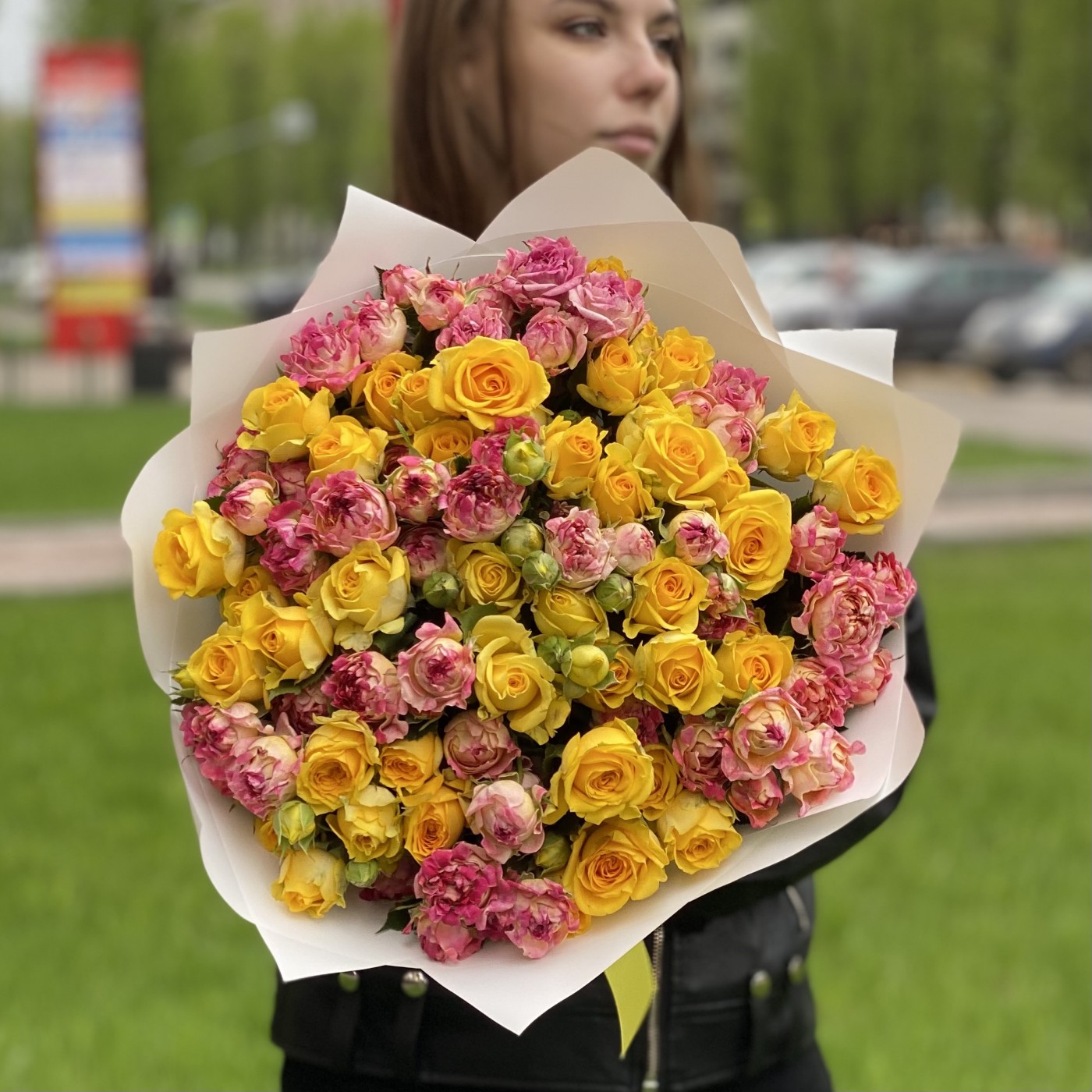 Дуэт из 25 кустовых роз Лотус и Еллоу бейби | купить с доставкой по ...
